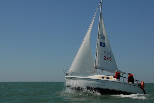 Blue Djinn y Djinn 7, pequeños veleros habitables y transportables ...