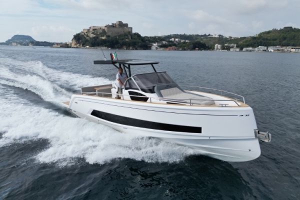 Salpa Avantgarde 1.1, un moderno barco abierto mediterráneo