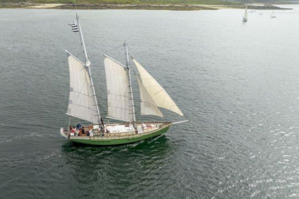 Una goleta tradicional para una escuela de vela que se toma su tiempo