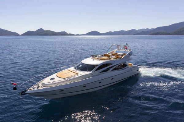 La guía definitiva para alquilar un yate a motor para su próxima aventura