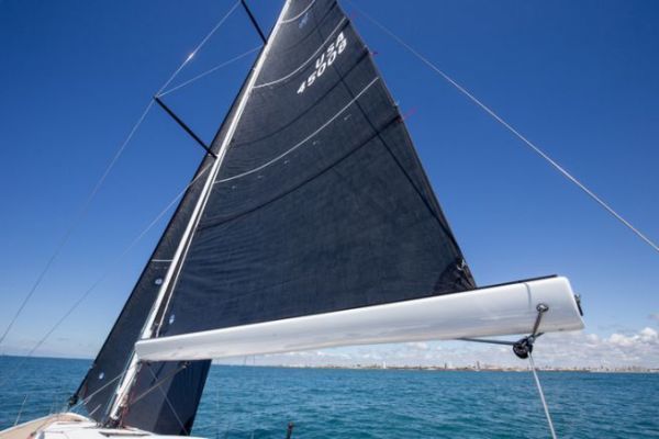 Furlerboom, un enrollador en la botavara discreto y fácil de maniobrar