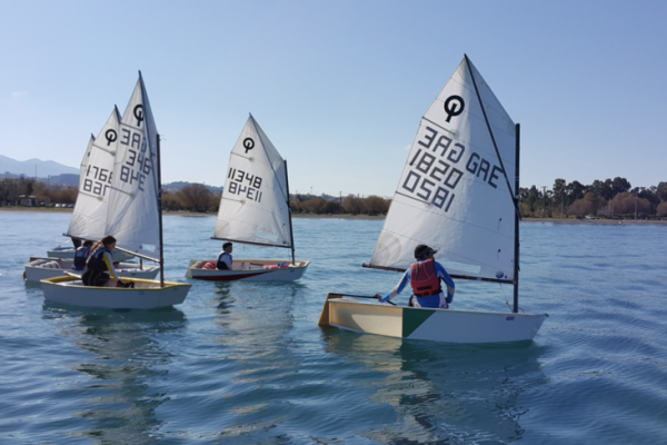El Optimist, el pequeño velero ideal con todas las prestaciones de un ...